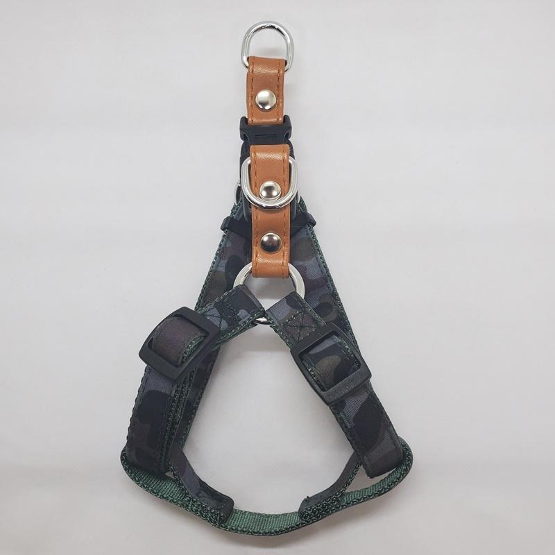 犬用軽便胴輪。原材料：ナイロン。幅×奥行×高さ=140×50×220(mm)。迷彩柄の犬用軽胴輪。