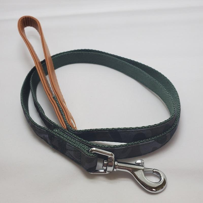 犬用リード。原材料：ナイロン。幅×奥行×高さ=15×9×700(mm)。迷彩柄の犬用引き紐。