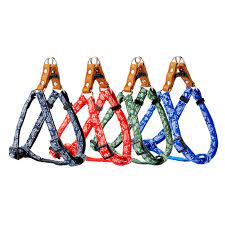 犬用軽便胴輪。原材料：ナイロン。幅×奥行×高さ=140×50×220(mm)。ペイズリー柄の犬用軽便胴輪。