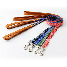 犬用リード。原材料：ナイロン。幅×奥行×高さ=10×6×700(mm)。ペイズリー柄の犬用引き紐。