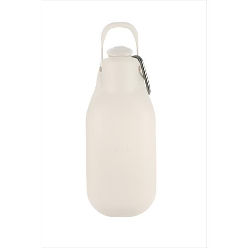 ペットボトルに取り付けるだけ。受け皿の向きを変えることで、シャワー、給水器の2通りの使い方ができます。原材料：受皿・ネジキャップ：ポリプロピレン、シャワーキャップ：ポリエチレン、カラビナ：アルミ。幅×奥行×高さ=90×60×243(mm)。...