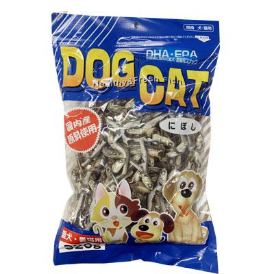 厳選原料を使用し、衛生的で風味や品質を損なわない製法で作りました。原材料：片口いわし、平子、酸化防止剤（ビタミンE）。幅×奥行×高さ=240×40×367(mm)。DHA・EPAを豊富に含んだ愛犬・愛猫用スナック。