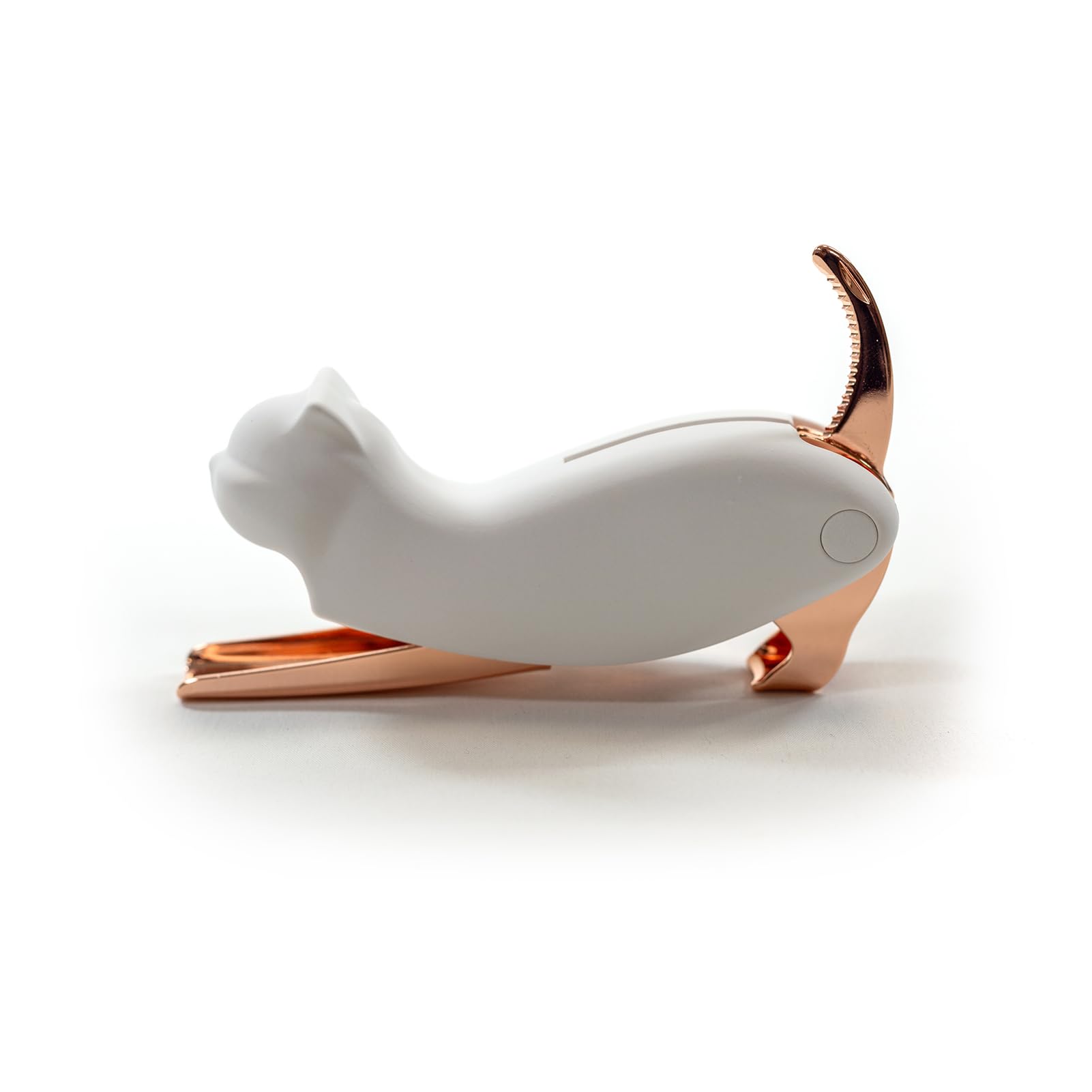 商品情報商品の説明主な仕様 【商品概要】ネコが伸びをしているようなフォルムのワインオープナー。棚やテーブルにそのまま置かれていても絵になる可愛さです。機能も充実していて「使いやすさ」と「見た目の可愛さ」を両立させた逸品。ホームパーティーの際...