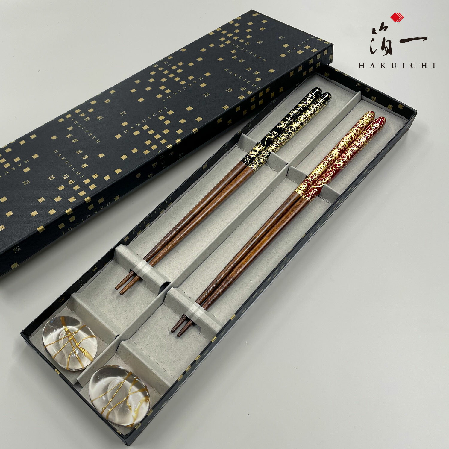 商品名 箸・箸置きセット　金糸〈2組〉 商品紹介 金の糸が絡み付くような個性的なデザインを表現した、お箸と箸置きの2客セット。手作りなので同じ模様はふたつとありません。記念品やご贈答に最適な専用ギフトボックスに入っております。 セット内容 ...