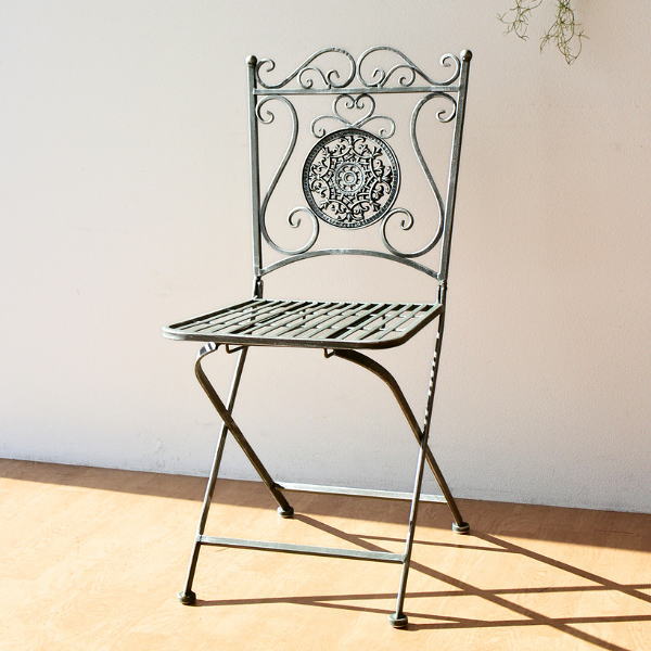 エレガントなデザイン クラシカルな装飾の アイアンのガーデンチェアは 背もたれのアラベスクラインと エンブレムのデザインが印象的 曲線の美しさとすっきりとしたフォルムが ガーデンやベランダに上品な雰囲気を添えてくれます 長い時間を経てきたよ...