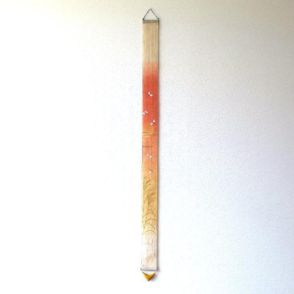 和のこだわり 四季折々の草花や 日本の風景を描いた細長タペストリー 季節を感じながら 何本か組み合わせて飾ってみたり お気に入りの一本を 季節ごとに選んで楽しんだり。 幅が約10センチの細さだからこそできる さまざまな飾り方ができそうで 何...