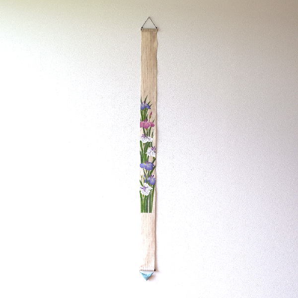 和のこだわり 四季折々の草花や 日本の風景を描いた細長タペストリー 季節を感じながら 何本か組み合わせて飾ってみたり お気に入りの一本を 季節ごとに選んで楽しんだり。 幅が約10センチの細さだからこそできる さまざまな飾り方ができそうで 何...