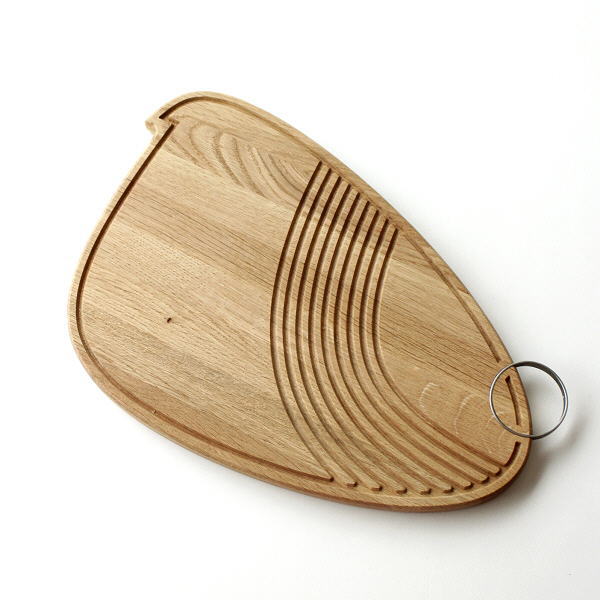 カッティングボード リトアニアのアーティストやデザイナーが手掛けた 天然木オーク材のキッチンウエア 間伐材ひとつひとつ丁寧に加工し 手作業で磨き上げた北欧のインテリアです 仕上げは美しい木目や特徴を活かすため、 極力、加工を施さず食用オイル...