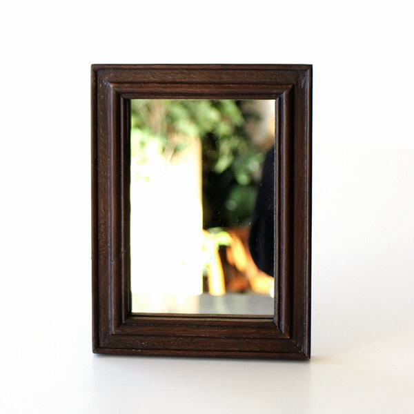 ウッドフレームミラー マンゴーウッドのスタンドミラーは はがきの大きさのような コンパクトなサイズ感 額縁のようなフレームが ヴィンテージな雰囲気で 存在感があります 商品詳細 商品名 レトロなフレームのスタンドミラー 商品番号 hda88...