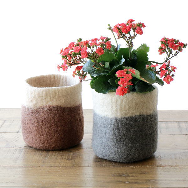 あたたかポットカバー 寒い季節にぴったりの あたたかなフェルトアイテムは 高山地帯の多いネパールで作られています 手作りだからこそ生まれるあたたかな質感や ひとつひとつ異なる愛嬌たっぷりの表情が ハンドクラフトならではの魅力 お部屋にあるだ...