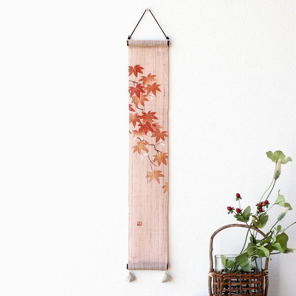 和のこだわり 四季折々の草花や 日本の風景を描いた豆タペストリー 季節を感じながら 何本か組み合わせて飾ってみたり お気に入りの一本を 季節ごとに選んで楽しんだり。 幅が約10センチの細さと 長さが60センチのコンパクトサイズで 気軽に場所...
