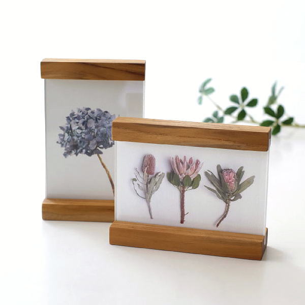 挟むフレーム たて用、よこ用が 2個セットになっている チーク材とアクリルの シンプルなチークバインドフレームL判用 ひとつのフレームに表、裏に2枚入れて 両面から写真が楽しめ 合計4枚ディスプレイ出来るのは ベストショットを選びきれない方...