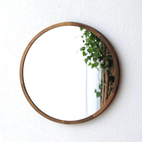 シンプルデザイン パイン無垢材の温かみのある木枠と 明るい銀引き鏡を使用した 飽きのこないシンプルな壁掛ミラーは 丸みのある形が優しく柔らかな印象で さりげなくインテリアに 溶け込みそうなデザイン リビングや玄関はもちろん 洗面スペースや ...
