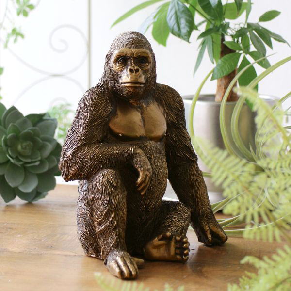 ゴリラのオブジェ 視界に入ると 振り返らずにはいられない クールなオーラを放つゴリラのオブジェ 堂々としたポーズで 熱い眼差しに見つめられると ドキドキとクスクスがこみ上げ 目が離せなくなる愛らしさがあります 置いておくだけで ちょっぴり話...