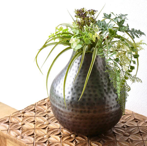 アイアンベース 深みのあるメタリックカラーに 槌目模様が特長的な アイアンのフラワーベース ハンマーで叩いた 凹凸のある表面が 光の当たり方によって様々な表情を見せ 単調になりがちな金属の質感に 深みを与えてくれています シンプルな形ながら...