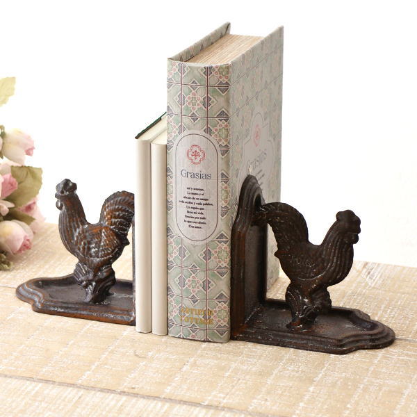 ブックエンド ずっしりとした重みのある 鋳鉄アイアンでつくられた 小ぶりのニワトリモチーフのブックエンド 素朴でどこかユーモラスな佇まいが 本棚やシンプルな棚の一角に ほどよい存在感とあたたかさを添えてくれそうです 本をしっかり支える実用性...