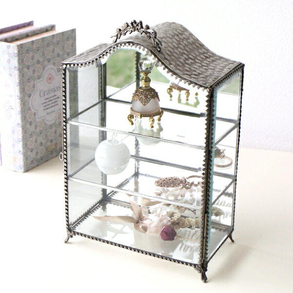 ガラスケース 上品に煌めく真鍮とガラスのショーケースは アクセサリーや小物などを 仕舞って置ける大きめサイズ 厚みのある面取りガラスを使用し ずっしりと素材の重みが感じられ高級感たっぷり 三方から光を取り込むデザインは 自然の光や照明との相...