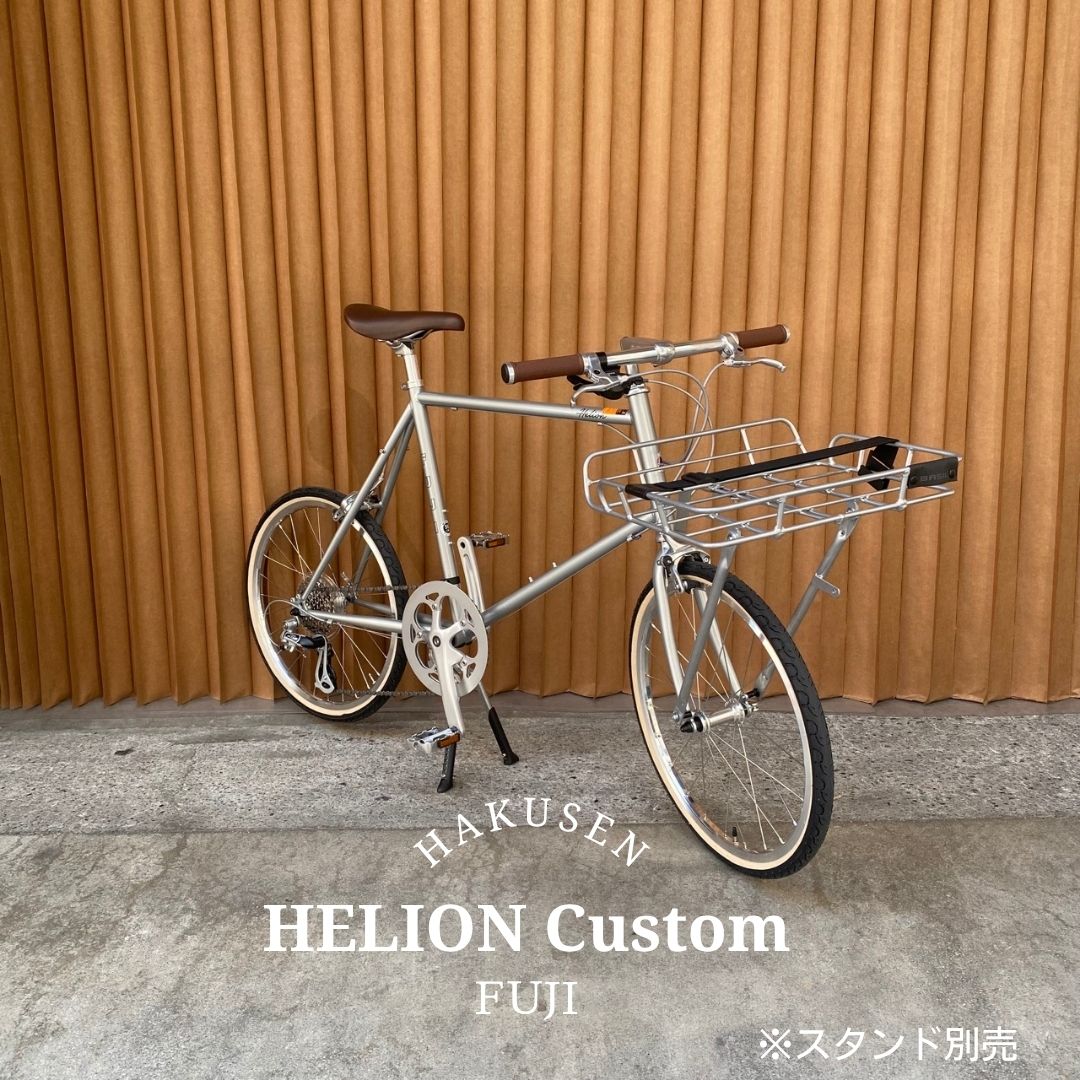 本カスタムはフロントキャリアにポートランドフトントキャリアを搭載。 クラシカルなフォルムが相性良くバイクの高級感をアップさせます。 底が浅い荷台なのですが標準で荷物固定用のベルトがついているので、お持ちのバッグを括り付けて持ち運ぶことが可能...