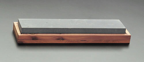 型番EA522AE-24 商品説明●仕様…極細目●アーカンサスストーン●サイズ…250×50×25mm●木製ケースサイズ…275×75×45mm●天然石の為、写真の色や模様、筋目が異なったり、部分によっては多少の割れ・欠けがありますが、特に...