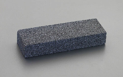 型番EA522GA-15 商品説明●サイズ…150×50×25mm●粒度…＃16●砥材…C●重量…約409g●コンクリート面塗装凹凸削用砥石●ダイヤブリック…グラインダーの砥石修正用、目詰まり防止で発熱防止用。 ★注意事項★商品画像に複数商...