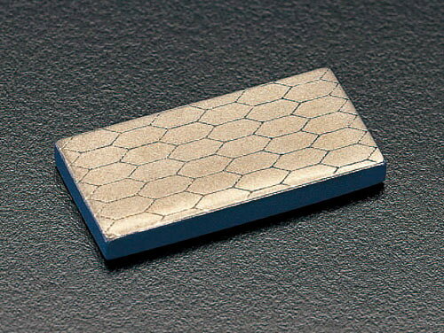 型番EA522NA-2 商品説明●粒度…＃600●仕様…中目●サイズ…50×25×5mm ★注意事項★商品画像に複数商品が載っており、番号やアルファベットが記載されている商品がございます。その場合は、「商品番号の末尾」に記載されている番号や...