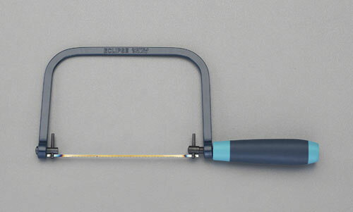 型番EA522VD 商品説明●材質…フレーム：スチール、グリップ：樹脂製ラバー●全長…310mm●深さ…120mm●重量…247g●付属品…木工用糸鋸刃（1本）●刃は360°角度調整が可能です。 ★注意事項★商品画像に複数商品が載っており、...