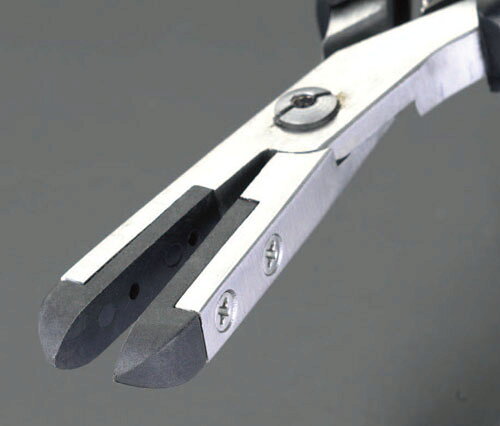 型番EA535BA-13 商品説明●曲っているピンをまっすぐにします。●ジョーサイズ…25×6mm●先端…樹脂製●ESDタイプ●全長…140mm ★注意事項★商品画像に複数商品が載っており、番号やアルファベットが記載されている商品がございま...