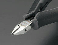 型番EA535KC-16 商品説明●メーカー…KNIPEX（クニペックス）●型番…7772115ESD●表面抵抗…1×10^5〜1×10^12Ω●斜刃●全長…115mm●刃硬度…HRC60●ハンドル…コンフォート(ESD)●仕上げ…高級磨き...