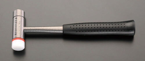 型番EA575HF-1 商品説明●材質…頭：スチール/ナイロン、柄：スチール●頭径…30mm●全重量…600g●全長…290mm●ヘッド交換方法…ヘッド部をバイスで固定した状態でハンドルを持ち上げるとヘッド部が外れます。その後替えヘッドと本...