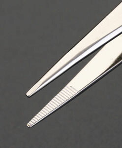 型番EA595A-10 商品説明●メーカー…KNIPEX（クニペックス）●型番…928418●先端…直・細●先端ギザ付●先端幅…約0.9mm●全長…125mm●材質…特殊鋼(ニッケルメッキ) ★注意事項★商品画像に複数商品が載っており、番号...