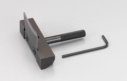 型番EA604AZ-1 商品説明●本体サイズ…70×16mm●刃サイズ…47(W)×28(D)×1.6(H)mm●重量…155g●シールパッキンで止めてあるオイルパンを外す際のカッターです。●オイルパンのボルトを外した後、カッターの刃を本体...