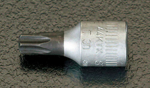 型番EA611BD-27 商品説明●差込角…1/4”●サイズ…T27先端外形寸法(mm)：5.0全長(L1；mm)：28軸長(L2；mm)：16ソケット部外径(d；mm)：11.6●ねじサイズ…M4.5-5-6●質量(g)…11●ショートタ...