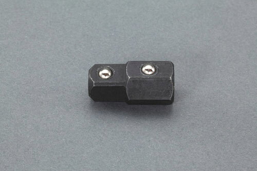 型番EA614DG-13 商品説明●ギアレンチ側…13mm●ソケット側…3/8"sq●ギアレンチ類に差し込むことで、ラチェットハンドルの様に使用する事が出来ます。●対面サイズが異なるタイプのギアレンチには使用できません。 ★注意事項★商品画...