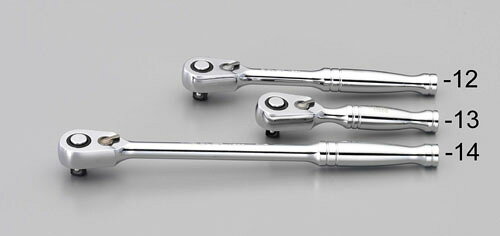 型番EA617CK-12 商品説明●差込角…1/4”●全長…126mm●超小型ヘッドタイプ(ヘッド幅：19mm)●ギア数…60歯●送り角…6°●ロッキング式●左右切替式●各部サイズ…●ヘッド厚(A；mm)：10●ヘッド幅(B；mm)：19●...