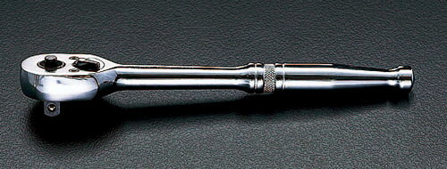 型番EA617DG-1 商品説明●差込角…3/8”●全長…202mm●ギア数…45歯●送り角…8°●ロッキング式●左右切替式●ミラー仕上げ●各部サイズ…●ヘッド厚み(A；mm)：15●ヘッド幅(B；mm)：33●ヘッド厚み(C；mm)：31...