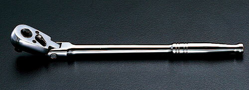 型番EA617DG-4 商品説明●差込角…3/8”●全長…275mm●ギア数…45歯●送り角…8°●首振りタイプ●ロッキング式●左右切替式●各部サイズ…●ヘッド厚み(A；mm)：14.5●ヘッド幅(B；mm)：31●ヘッド厚み(C；mm)：...