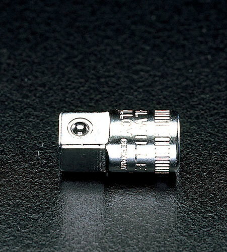 型番EA617YR-1C 商品説明●メス…3/8”●オス…1/2”●全長…31mm●ソケット部外径…17.2●重量…36g●側面ローレット加工●1/2”DRのソケット等を3/8"DRラチェット等に装着する際に使用する高品質なHPQシリーズの...
