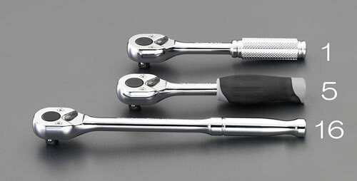型番EA618AA-5 商品説明●差込角…1/4”●ギア数…20歯●送り角…18°●全長…115mm●重量…77g●材質…クロムモリブデン鋼●左右切替式●ラチェットハンドル本体で爪を支える構造のため、爪が倒れたりスプリングが外れません。また...