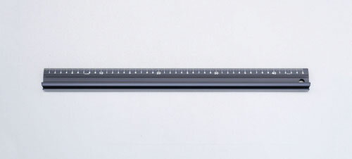 型番EA720Y-24 商品説明●メーカー…TJMデザイン（TaJIma）●型番…CTG-SL450●材質…アルミ●サイズ…40(W)×18.5(D)●全長…450mm●真直度…0.45mm以下●重量…150g●特長…　・カッターから手を守...