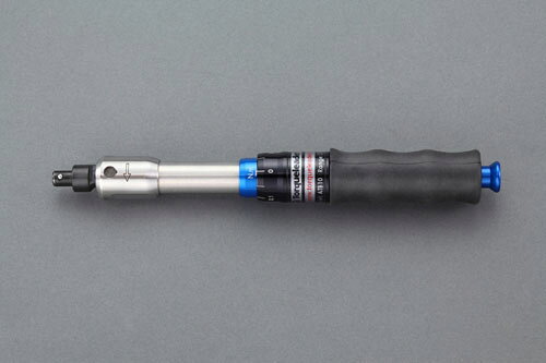 型番EA723HV-1 商品説明●トルク範囲…1〜5N・m●最小目盛…0.025N・m●精度…±6％●表示単位…N・m●材質…グリップ：ゴム●全長…220mm●重量…290g●静電気放電タイプ●多岐にわたって利用できるヘッド交換式のトルクレ...