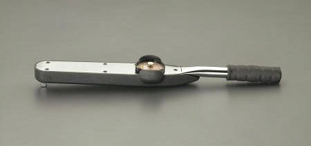 型番EA723JG-3 商品説明●差込角…3/8●トルク範囲…14〜70N・m●最小目盛…2N・m●精度…±3●サイズ…375(L)×36(B)×27(H)●重量…0.76kg●置針式のため測定値の読み込みが容易で、ダイヤルが見えない所(裏...