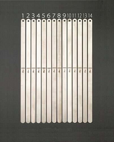 型番EA725RE-7 商品説明●リーフサイズ…300×12.7mm●1枚ごとに150mm間隔で厚みが印字●サイズ(mm)…0.15●公差…±0.005mm ★注意事項★商品画像に複数商品が載っており、番号やアルファベットが記載されている商...