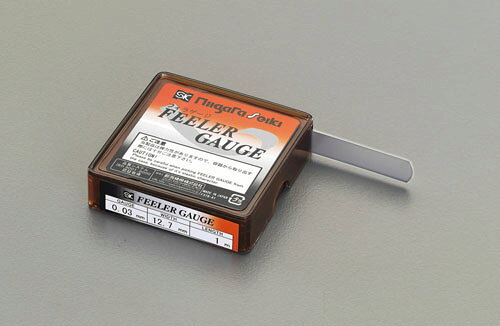 型番EA725RH-1 商品説明●リーフ長…1m●サイズ…0.01mm●リーフ幅…12.7mm●精度…±0.004mm●材質…ステンレス鋼●ケースサイズ…77×77×22mm●重量…40g●組立・調整用。必要な分だけ切断して使用できます。 ...