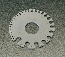 型番EA725SD-21 商品説明●サイズ…φ81mm●測定範囲…BWG#36〜#1(0.1〜7.62mm) ★注意事項★商品画像に複数商品が載っており、番号やアルファベットが記載されている商品がございます。その場合は、「商品番号の末尾」に...