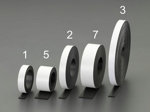 型番EA781GA-3 商品説明●サイズ…幅13mm×長さ7.6m（厚み1,5mm）●吸着力…70gf/cm2●1巻入り●非着磁面に便利な粘着付マグネット●必要な分だけカットでき、無駄なく効率よく使えます●剥離紙付●カレンダー、標識、メモや...