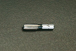 型番EA829ED-3 商品説明●材質…HSS●六角シャンク…1/4”●サイズ×ピッチ…M3×0.5●全長…36.5mm ★注意事項★商品画像に複数商品が載っており、番号やアルファベットが記載されている商品がございます。その場合は、「商品番...