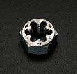 型番EA829MG-8 商品説明●ガス管用●管用テーパーねじ●材質…SKS_2●用途…ねじ山修正、錆とり用●スパナやモンキー等で、ねじさらえができます。●呼び…PT1”×11●対辺…55.5mm ★注意事項★商品画像に複数商品が載っており、...