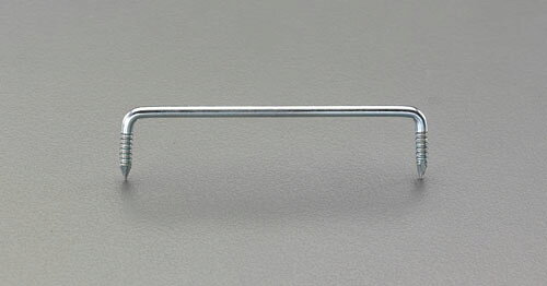 型番EA945VK-11 商品説明●材質…鉄（ユニクロメッキ）●呼称…6×90●線径…4.8mm●幅…80mm●脚の長さ…29mm●用途…木材の接合や補強に。●入数…100本●先端に木ねじのような溝加工がされている為、抜けにくい構造です。 ...