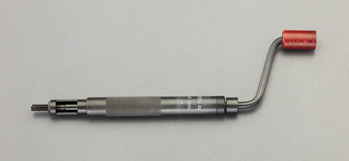型番EA949VJ-2 商品説明●リコイルを挿入する際に使用して下さい。●めねじのピッチ通りに進んで行くので、インサートのピッチエラーを防ぎます。●サイズ…M2.5-0.45 ★注意事項★商品画像に複数商品が載っており、番号やアルファベット...