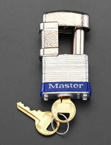 型番EA983SD-45 商品説明●幅(mm)…40●ツル径(mm)…11●クリアランス(mm)…タテ：24、ヨコ：11●材質…ハードスチール●鍵2本付●ケーブルやチェーン用のカギとして最適です●4ピリタンブラーシリンダーでピッキングがしに...